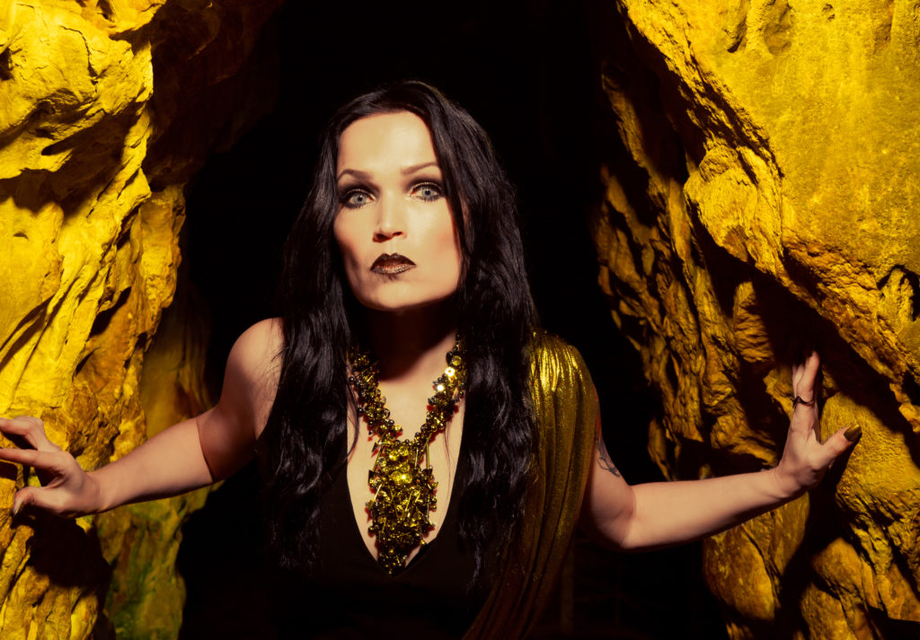 Der Blick in sich selbst: Tarja legt mit "In The Raw" ein weiteres ...
