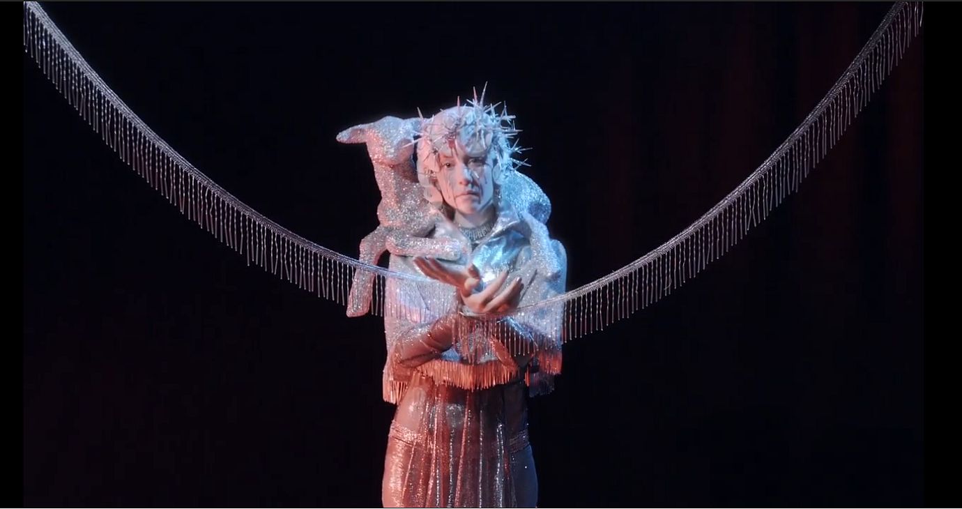 Anne Aaron: Die Schweizerin liefert ein außergewöhnliches Video zu ...