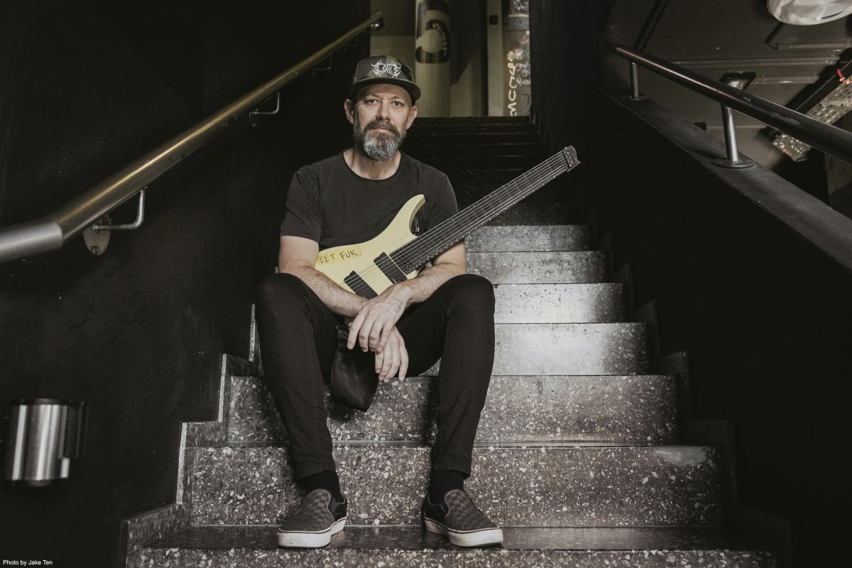 Haken-Gitarrist Charlie Griffiths tritt unter dem Namen „Tiktaalika ...