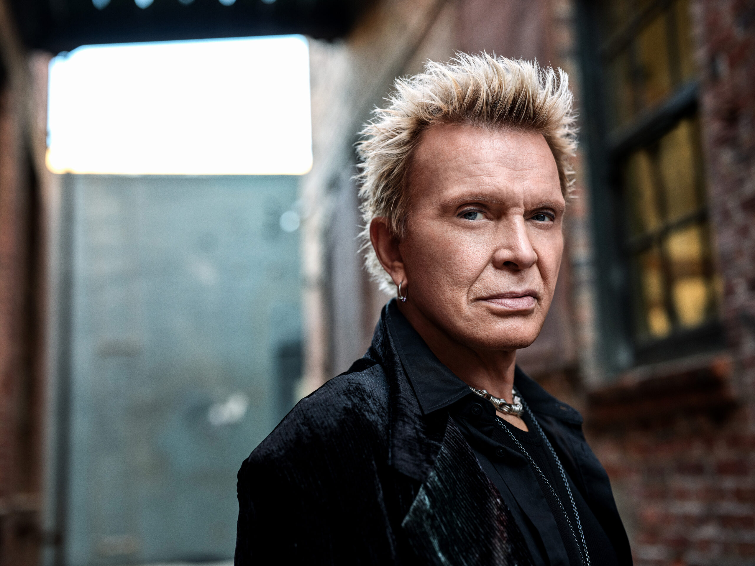 Billy Idol eröffnet an diesem Sonntag die KunstRasen-Saison 2025 in ...
